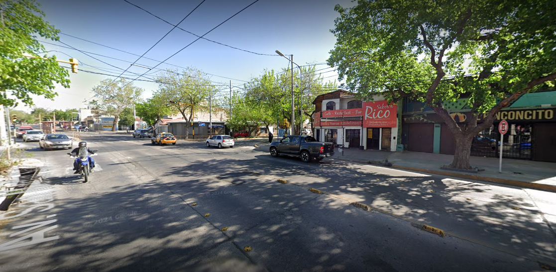 Una conductora borracha chocó contra un local de comida y se dio a la fuga